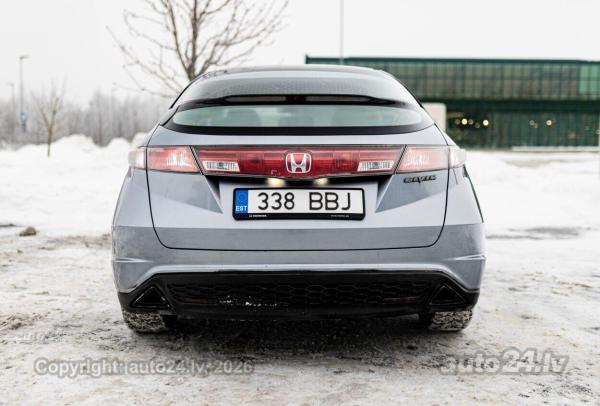Grey Honda Civic 2008 in Tallinn, with an engine capacity of 1.80 L and mileage of 300 thousand km for 2898 €, photo 5 on AUTOMOTO.COM.LV