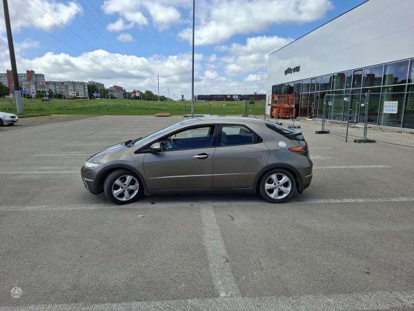 Grey Honda Civic 2008 in Siauliai, with an engine capacity of 1.80 L and mileage of 245 thousand km for 1800 €, photo 1 on AUTOMOTO.COM.LV