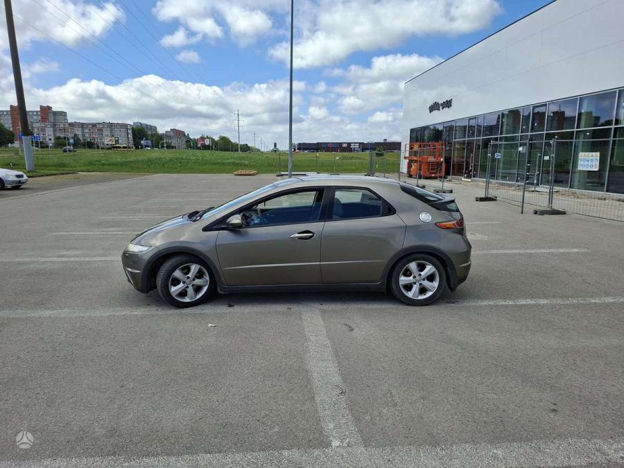 Grey Honda Civic 2008 in Siauliai, with an engine capacity of 1.80 L and mileage of 245 thousand km for 1800 €, photo 1 on AUTOMOTO.COM.LV