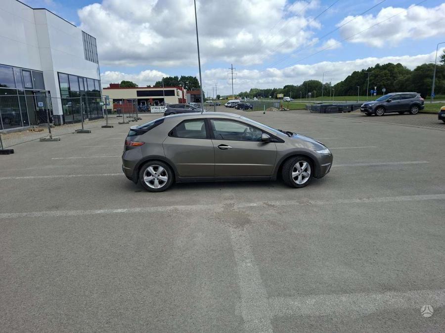 Grey Honda Civic 2008 in Siauliai, with an engine capacity of 1.80 L and mileage of 245 thousand km for 1800 €, photo 4 on AUTOMOTO.COM.LV