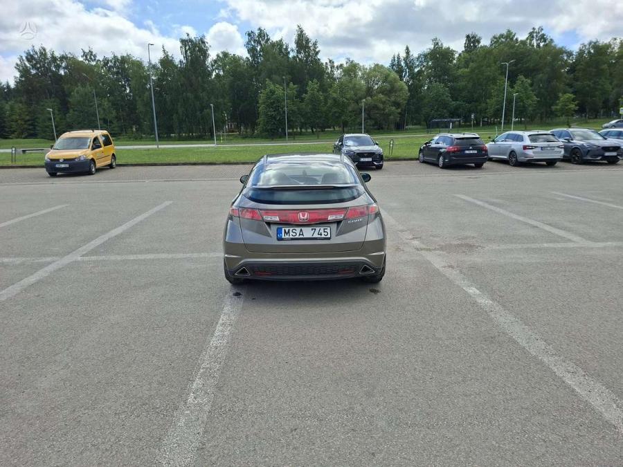 Grey Honda Civic 2008 in Siauliai, with an engine capacity of 1.80 L and mileage of 245 thousand km for 1800 €, photo 5 on AUTOMOTO.COM.LV