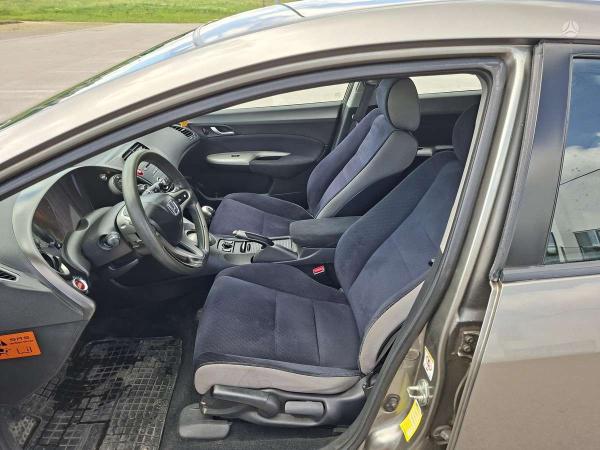 Grey Honda Civic 2008 in Siauliai, with an engine capacity of 1.80 L and mileage of 245 thousand km for 1800 €, photo 5 on AUTOMOTO.COM.LV