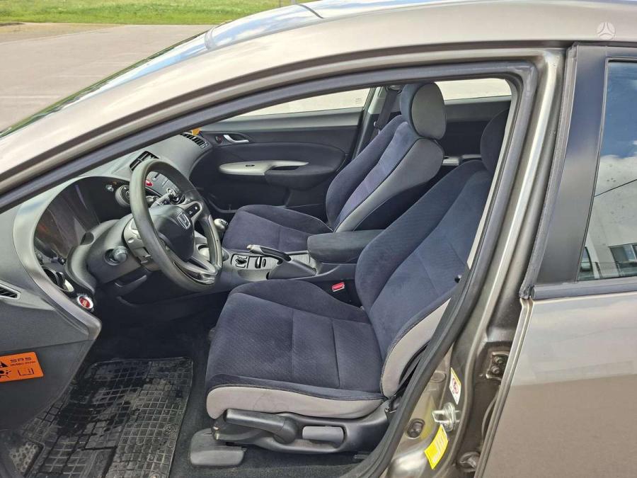 Grey Honda Civic 2008 in Siauliai, with an engine capacity of 1.80 L and mileage of 245 thousand km for 1800 €, photo 6 on AUTOMOTO.COM.LV