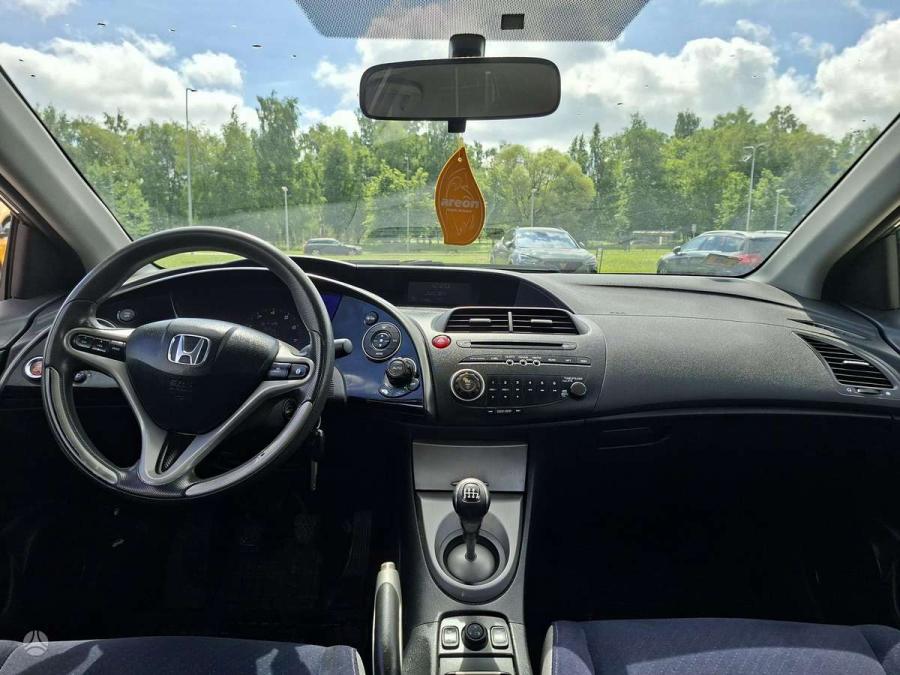 Grey Honda Civic 2008 in Siauliai, with an engine capacity of 1.80 L and mileage of 245 thousand km for 1800 €, photo 8 on AUTOMOTO.COM.LV
