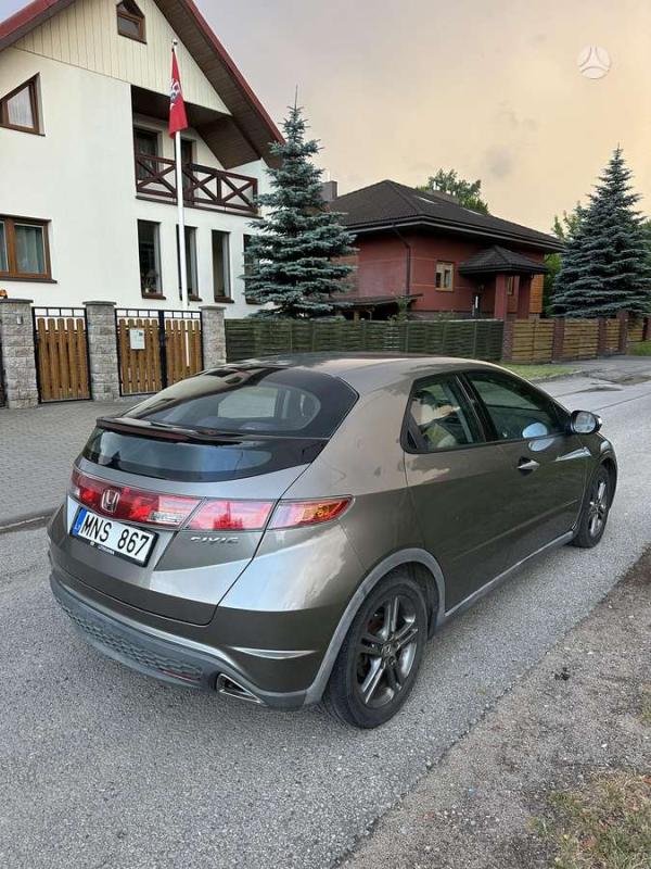 Pelēks Honda Civic 2008 Viļņa, ar dzinēja tilpumu 1.80 L un nobraukumu 341 tūkst. km par 1480 €, foto 4 vietnē AUTOMOTO.COM.LV