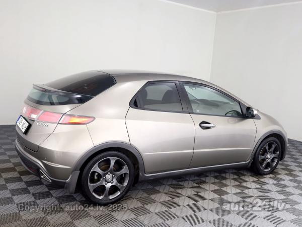 Grey Honda Civic 2008 in Tallinn, with an engine capacity of 1.80 L and mileage of 252 thousand km for 1299 €, photo 3 on AUTOMOTO.COM.LV