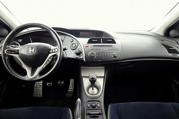 Pelēks Honda Civic 2008 Tallina, ar dzinēja tilpumu 1.80 L un nobraukumu 252 tūkst. km par 1299 €, foto 5 vietnē AUTOMOTO.COM.LV