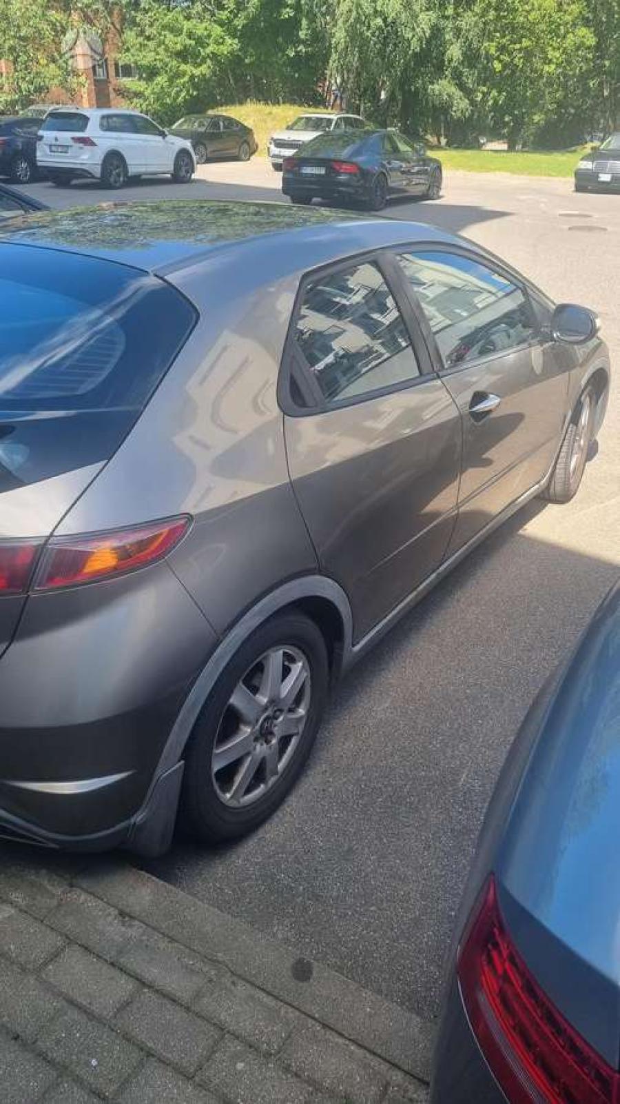 Pelēks Honda Civic 2008 Viļņa, ar dzinēja tilpumu 1.80 L un nobraukumu 305 tūkst. km par 1800 €, foto 4 vietnē AUTOMOTO.COM.LV
