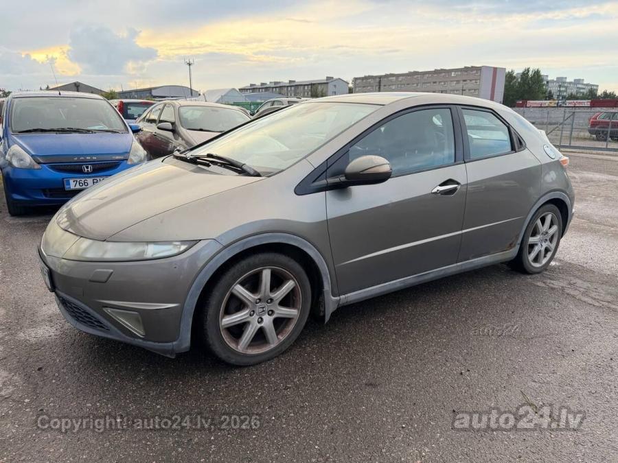Grey Honda Civic 2008 in Tallinn, with an engine capacity of 1.80 L and mileage of 305 thousand km for 599 €, photo 3 on AUTOMOTO.COM.LV