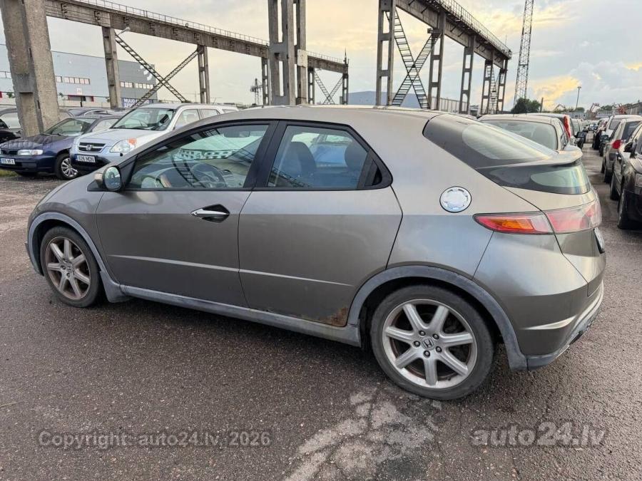 Grey Honda Civic 2008 in Tallinn, with an engine capacity of 1.80 L and mileage of 305 thousand km for 599 €, photo 5 on AUTOMOTO.COM.LV
