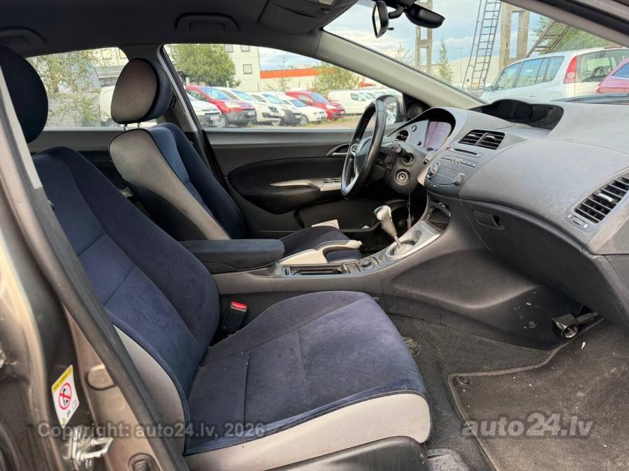 Grey Honda Civic 2008 in Tallinn, with an engine capacity of 1.80 L and mileage of 305 thousand km for 599 €, photo 8 on AUTOMOTO.COM.LV