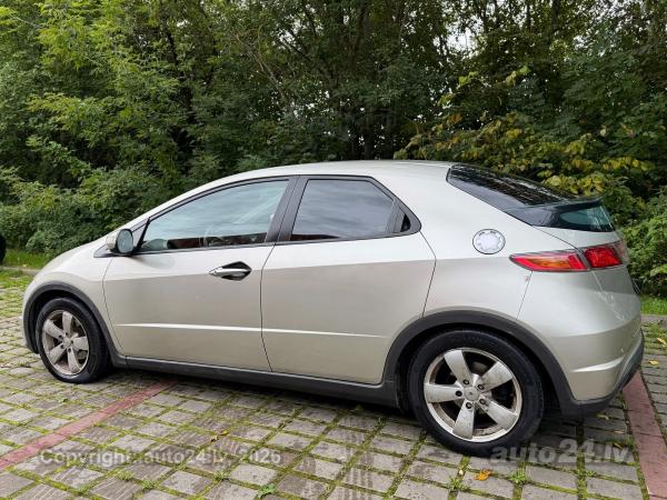 Honda Civic 2008 in Tallinn on AUTOMOTO.COM.LV Grey Honda Civic 2008 in Tallinn, with an engine capacity of 1.80 L and mileage of 189 thousand km for 2800 €, photo 4 on AUTOMOTO.COM.LV