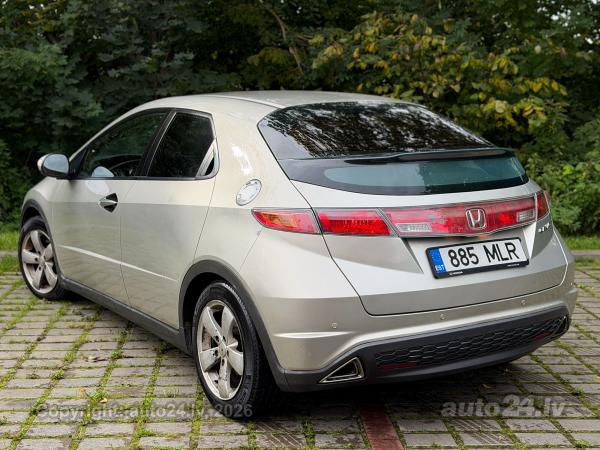 Honda Civic 2008 in Tallinn on AUTOMOTO.COM.LV Grey Honda Civic 2008 in Tallinn, with an engine capacity of 1.80 L and mileage of 189 thousand km for 2800 €, photo 5 on AUTOMOTO.COM.LV