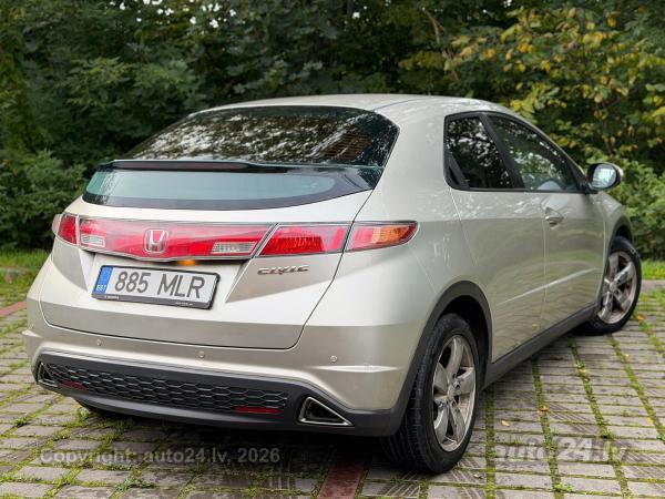 Honda Civic 2008 in Tallinn on AUTOMOTO.COM.LV Grey Honda Civic 2008 in Tallinn, with an engine capacity of 1.80 L and mileage of 189 thousand km for 2800 €, photo 6 on AUTOMOTO.COM.LV