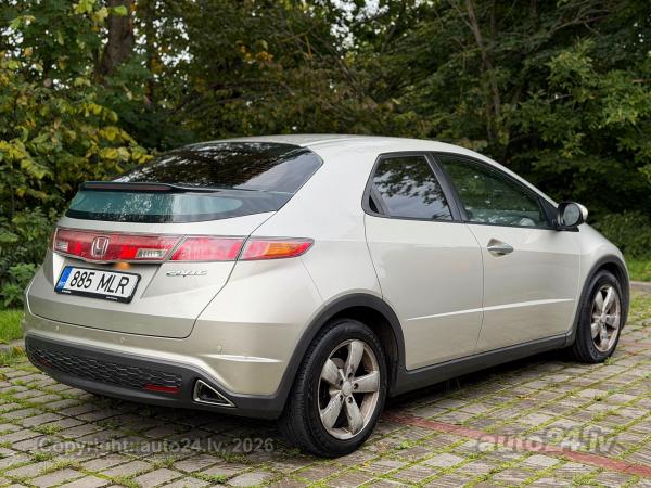 Honda Civic 2008 in Tallinn on AUTOMOTO.COM.LV Grey Honda Civic 2008 in Tallinn, with an engine capacity of 1.80 L and mileage of 189 thousand km for 2800 €, photo 7 on AUTOMOTO.COM.LV
