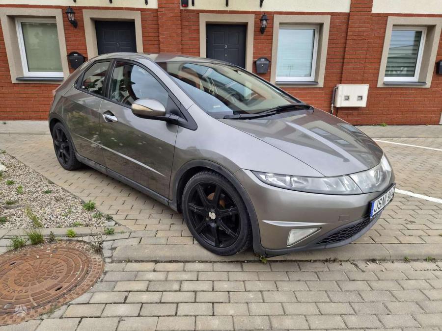 Grey Honda Civic 2008 in Vilnius, with an engine capacity of 2.20 L and mileage of 304 thousand km for 1850 €, photo 3 on AUTOMOTO.COM.LV