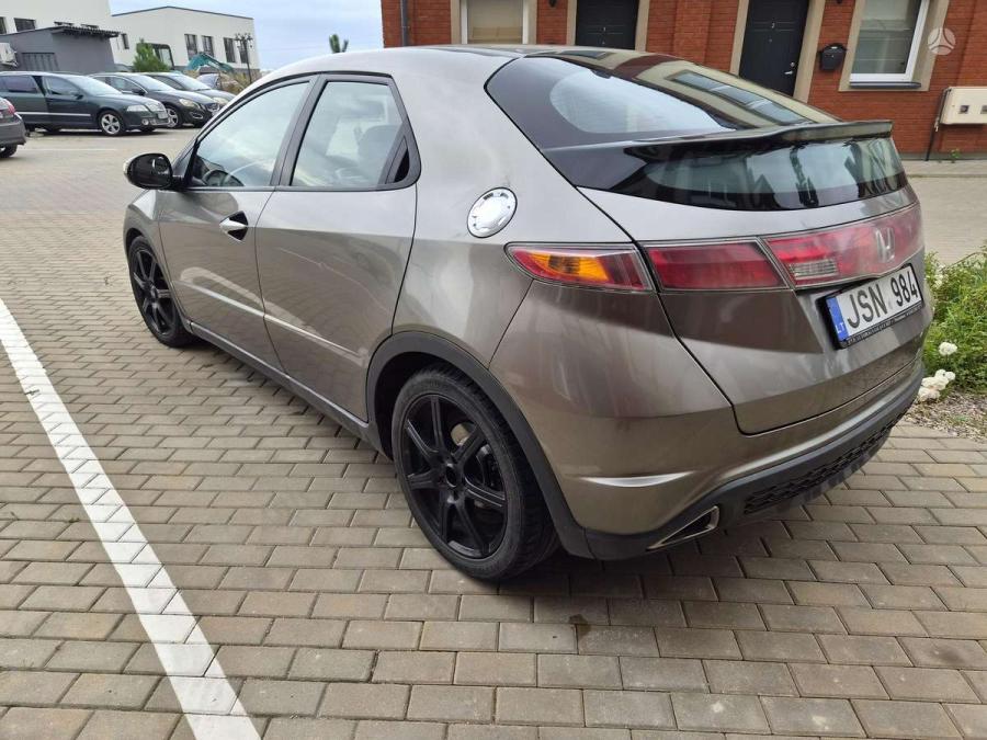 Grey Honda Civic 2008 in Vilnius, with an engine capacity of 2.20 L and mileage of 304 thousand km for 1850 €, photo 7 on AUTOMOTO.COM.LV