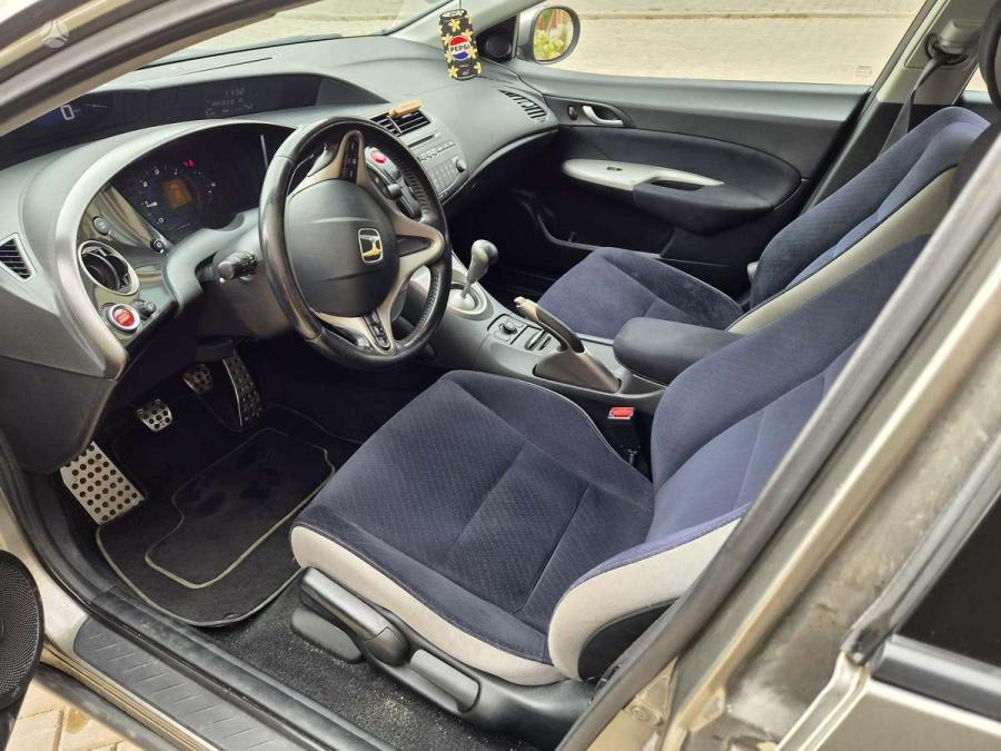 Grey Honda Civic 2008 in Vilnius, with an engine capacity of 2.20 L and mileage of 304 thousand km for 1850 €, photo 9 on AUTOMOTO.COM.LV