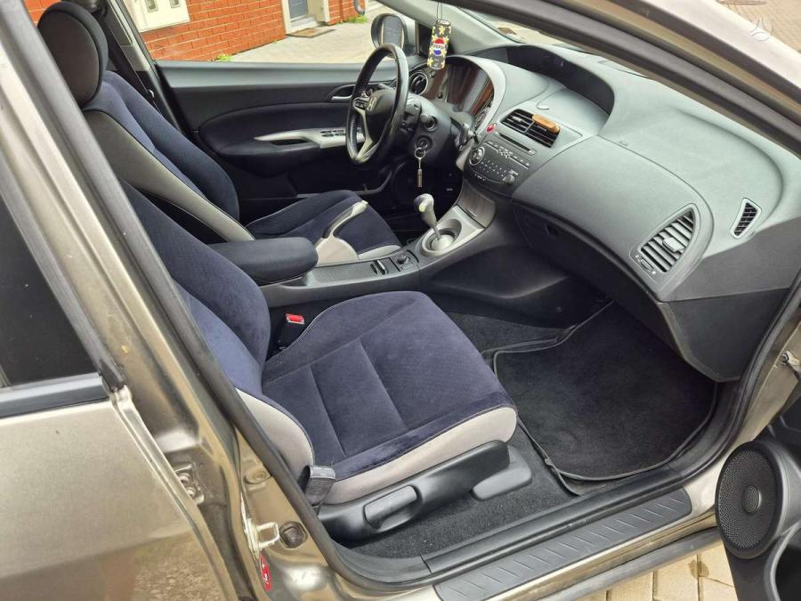 Grey Honda Civic 2008 in Vilnius, with an engine capacity of 2.20 L and mileage of 304 thousand km for 1850 €, photo 13 on AUTOMOTO.COM.LV