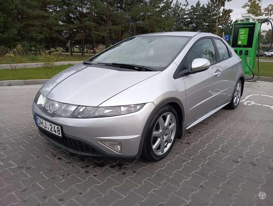 Grey Honda Civic 2008 in Vilnius, with an engine capacity of 1.80 L and mileage of 293 thousand km for 3450 €, photo 1 on AUTOMOTO.COM.LV