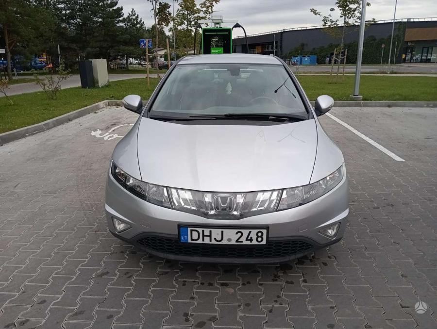 Grey Honda Civic 2008 in Vilnius, with an engine capacity of 1.80 L and mileage of 293 thousand km for 3450 €, photo 3 on AUTOMOTO.COM.LV