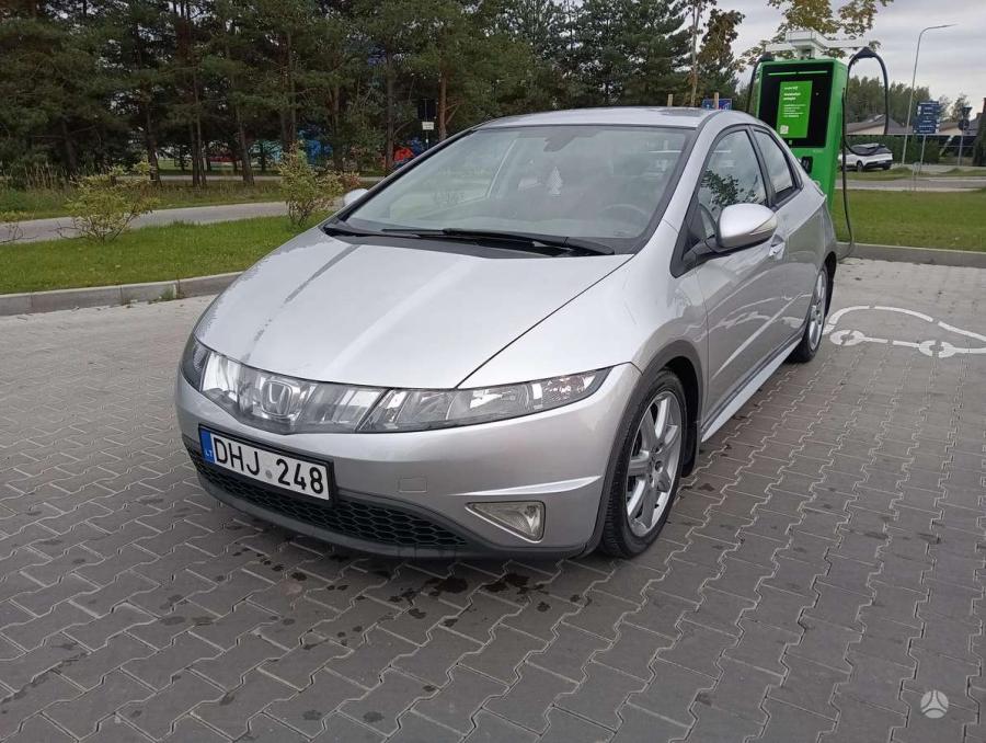 Grey Honda Civic 2008 in Vilnius, with an engine capacity of 1.80 L and mileage of 293 thousand km for 3450 €, photo 4 on AUTOMOTO.COM.LV