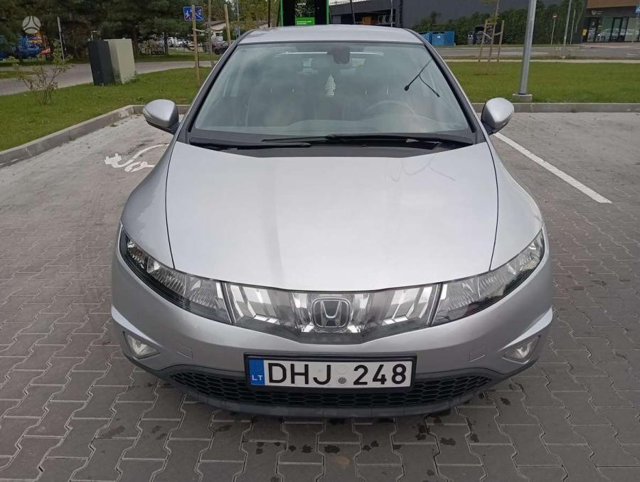 Grey Honda Civic 2008 in Vilnius, with an engine capacity of 1.80 L and mileage of 293 thousand km for 3450 €, photo 5 on AUTOMOTO.COM.LV