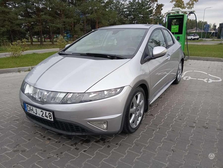 Grey Honda Civic 2008 in Vilnius, with an engine capacity of 1.80 L and mileage of 293 thousand km for 3450 €, photo 6 on AUTOMOTO.COM.LV