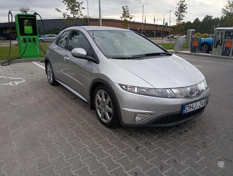 Grey Honda Civic 2008 in Vilnius, with an engine capacity of 1.80 L and mileage of 293 thousand km for 3450 €, photo 7 on AUTOMOTO.COM.LV
