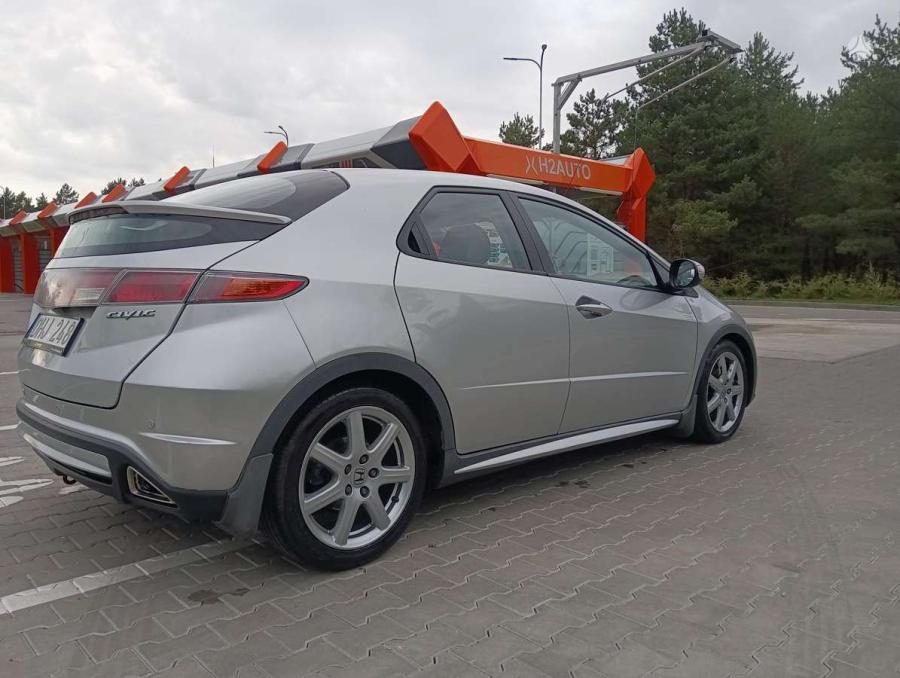 Grey Honda Civic 2008 in Vilnius, with an engine capacity of 1.80 L and mileage of 293 thousand km for 3450 €, photo 12 on AUTOMOTO.COM.LV