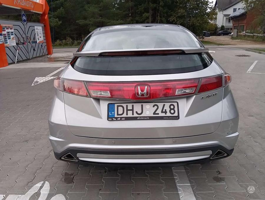 Grey Honda Civic 2008 in Vilnius, with an engine capacity of 1.80 L and mileage of 293 thousand km for 3450 €, photo 13 on AUTOMOTO.COM.LV