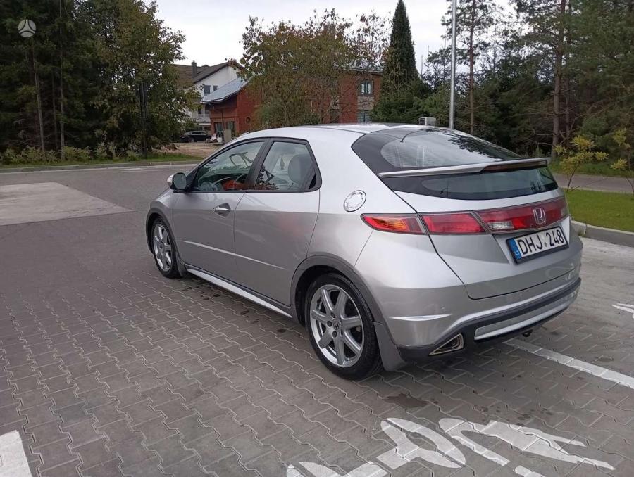 Grey Honda Civic 2008 in Vilnius, with an engine capacity of 1.80 L and mileage of 293 thousand km for 3450 €, photo 16 on AUTOMOTO.COM.LV