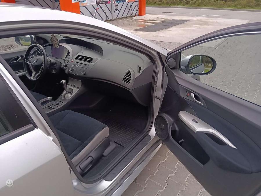 Grey Honda Civic 2008 in Vilnius, with an engine capacity of 1.80 L and mileage of 293 thousand km for 3450 €, photo 18 on AUTOMOTO.COM.LV