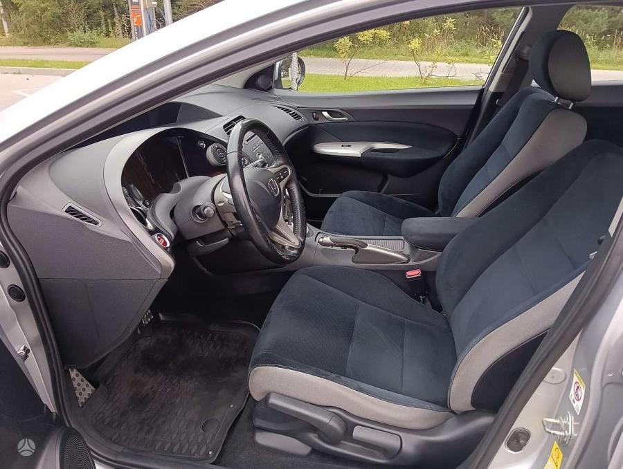 Grey Honda Civic 2008 in Vilnius, with an engine capacity of 1.80 L and mileage of 293 thousand km for 3450 €, photo 22 on AUTOMOTO.COM.LV