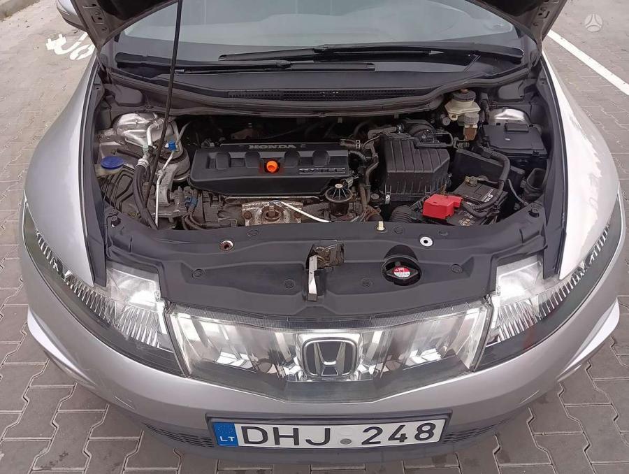 Grey Honda Civic 2008 in Vilnius, with an engine capacity of 1.80 L and mileage of 293 thousand km for 3450 €, photo 24 on AUTOMOTO.COM.LV