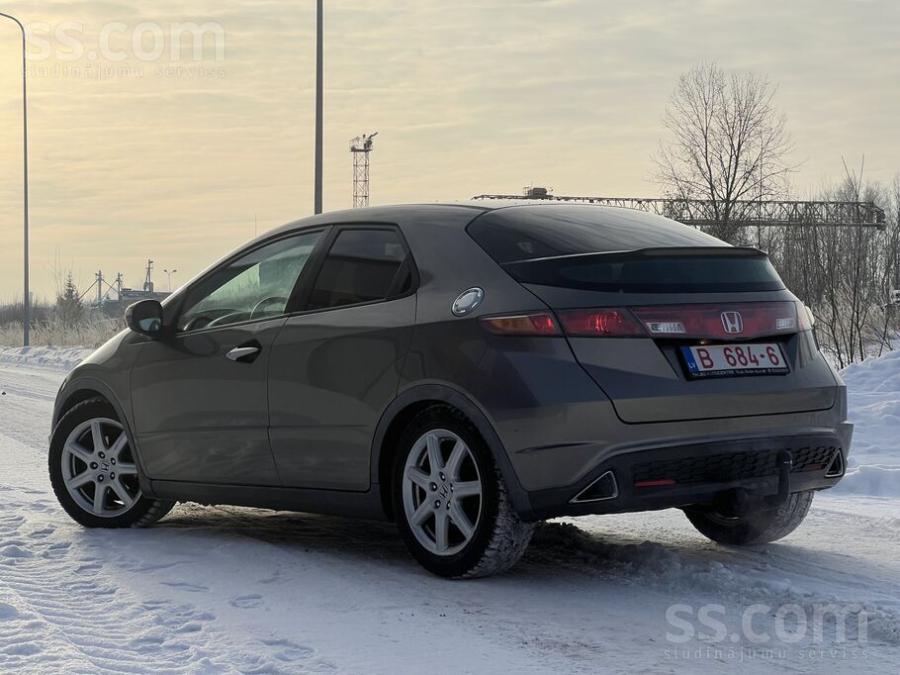 Grey Honda Civic 2009 in Rezekne, with an engine capacity of 2.20 L and mileage of 287 thousand km for 2750 €, photo 4 on AUTOMOTO.COM.LV