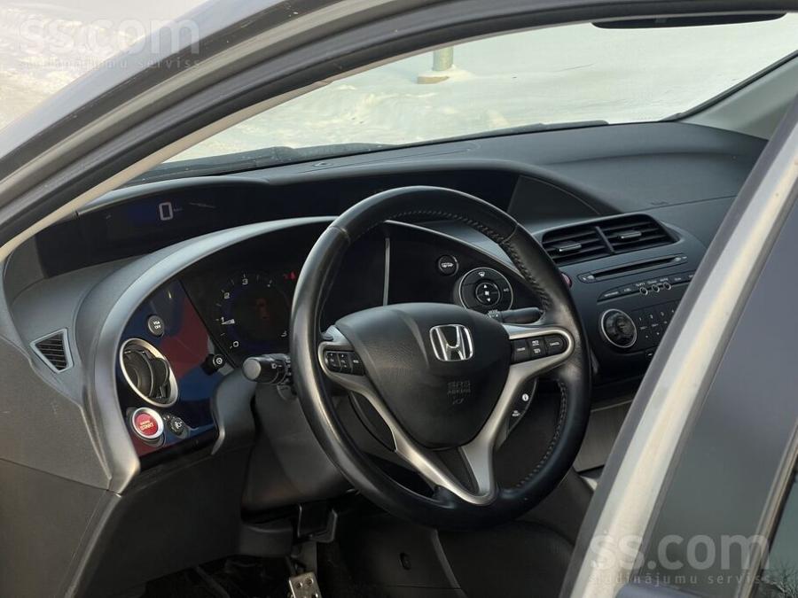 Grey Honda Civic 2009 in Rezekne, with an engine capacity of 2.20 L and mileage of 287 thousand km for 2750 €, photo 8 on AUTOMOTO.COM.LV