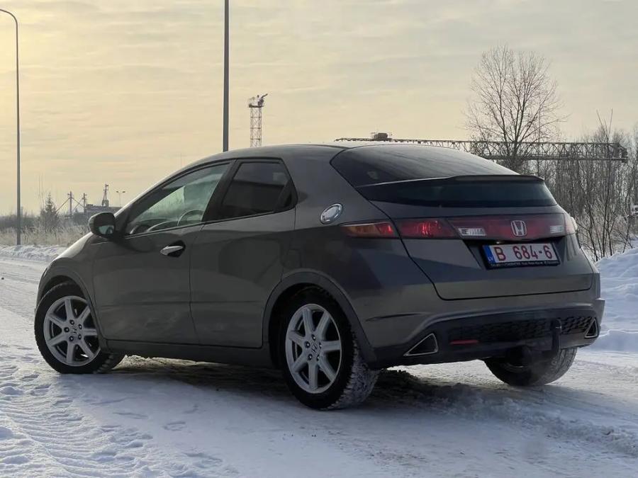 Grey Honda Civic 2009 in Rezekne, with an engine capacity of 2.20 L and mileage of 287 thousand km for 2750 €, photo 5 on AUTOMOTO.COM.LV