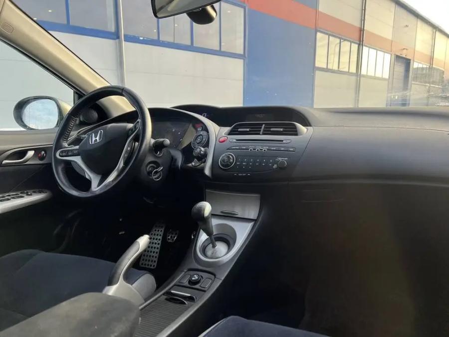 Grey Honda Civic 2009 in Rezekne, with an engine capacity of 2.20 L and mileage of 287 thousand km for 2750 €, photo 8 on AUTOMOTO.COM.LV