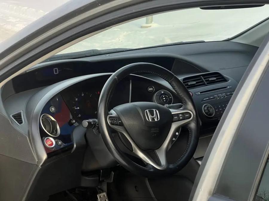 Grey Honda Civic 2009 in Rezekne, with an engine capacity of 2.20 L and mileage of 287 thousand km for 2750 €, photo 9 on AUTOMOTO.COM.LV