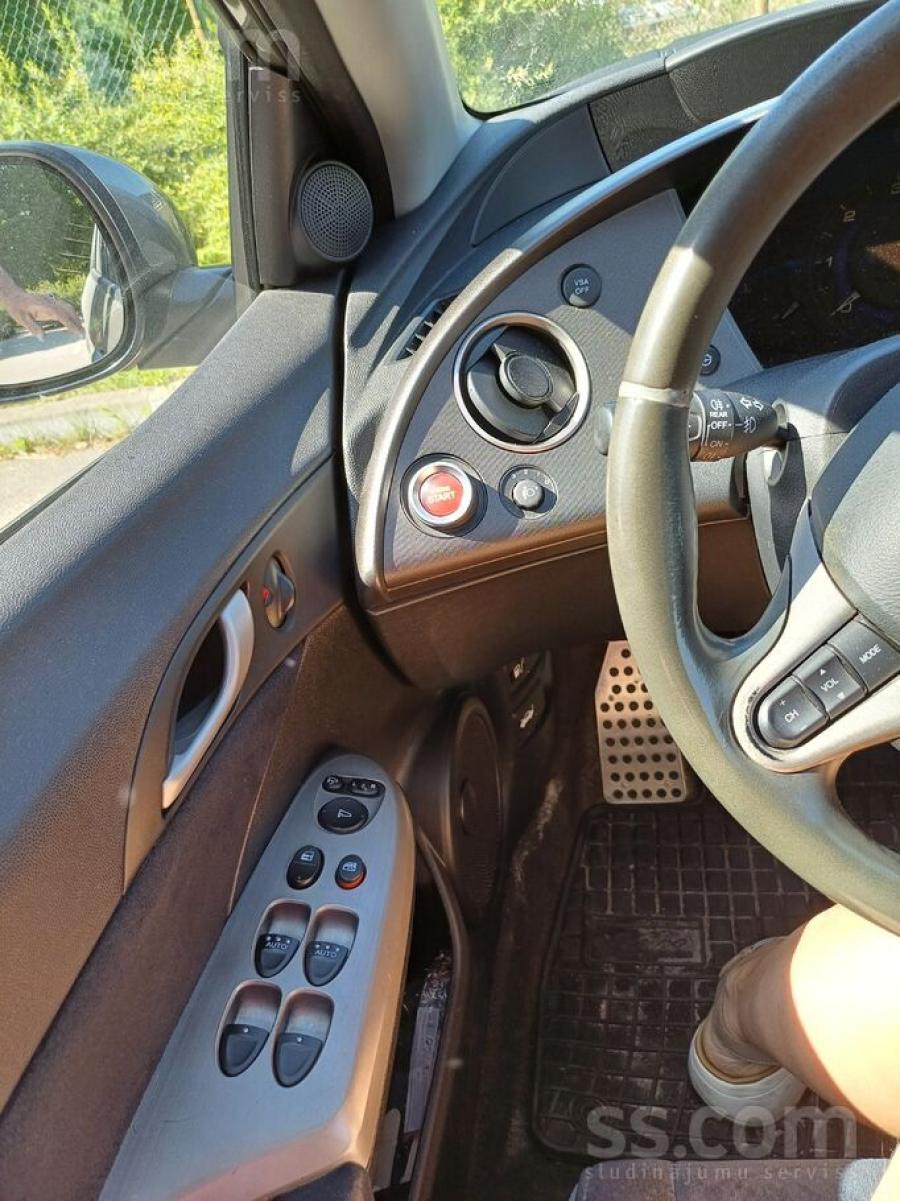 Grey Honda Civic 2009 in Riga, with an engine capacity of 2.20 L and mileage of 0 thousand km for 3500 €, photo 6 on AUTOMOTO.COM.LV