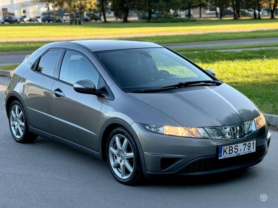 Grey Honda Civic 2009 in Kaunas, with an engine capacity of 2.20 L and mileage of 324 thousand km for 2500 €, photo 1 on AUTOMOTO.COM.LV