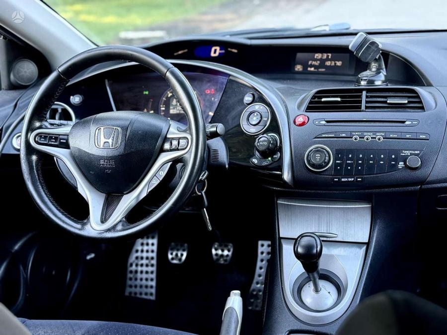 Grey Honda Civic 2009 in Kaunas, with an engine capacity of 2.20 L and mileage of 324 thousand km for 2500 €, photo 13 on AUTOMOTO.COM.LV