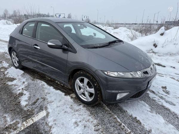 Grey Honda Civic 2010 in Vilnius, with an engine capacity of 1.40 L and mileage of 180 thousand km for 3390 €, photo 1 on AUTOMOTO.COM.LV