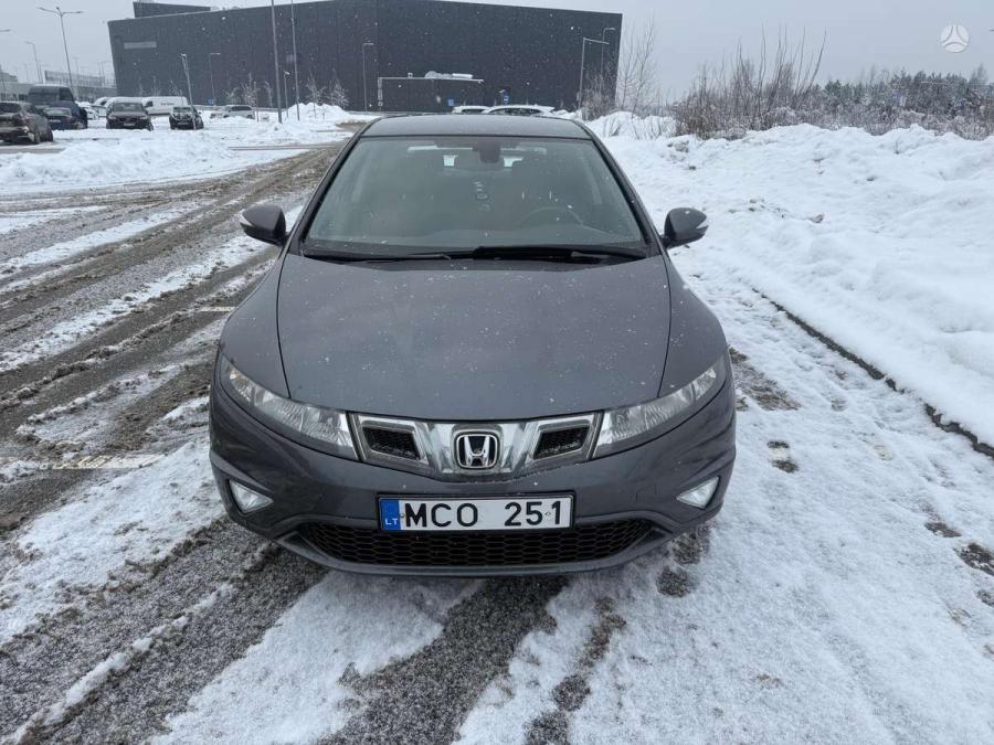 Grey Honda Civic 2010 in Vilnius, with an engine capacity of 1.40 L and mileage of 180 thousand km for 3390 €, photo 2 on AUTOMOTO.COM.LV
