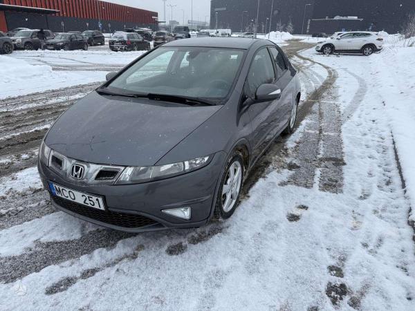 Grey Honda Civic 2010 in Vilnius, with an engine capacity of 1.40 L and mileage of 180 thousand km for 3390 €, photo 3 on AUTOMOTO.COM.LV