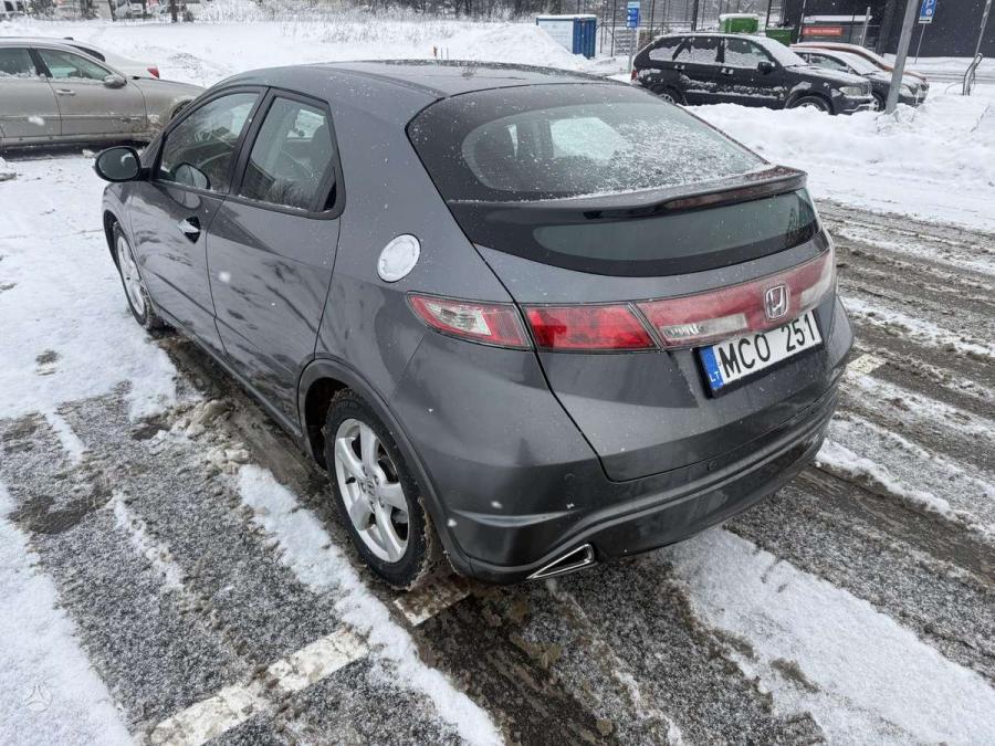 Grey Honda Civic 2010 in Vilnius, with an engine capacity of 1.40 L and mileage of 180 thousand km for 3390 €, photo 4 on AUTOMOTO.COM.LV
