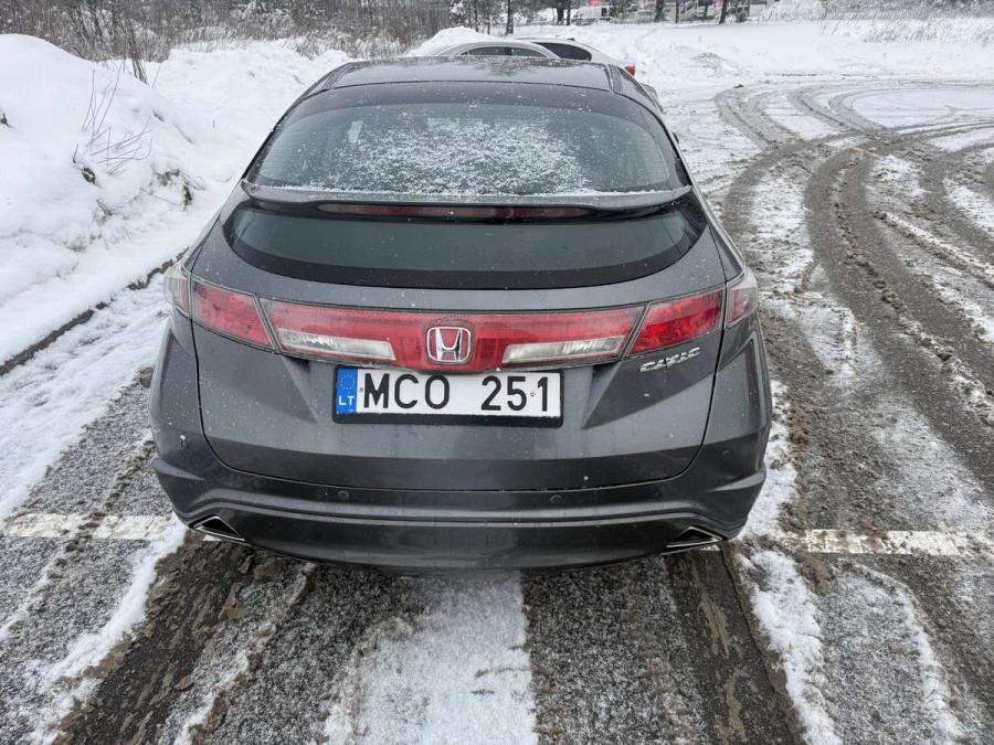 Grey Honda Civic 2010 in Vilnius, with an engine capacity of 1.40 L and mileage of 180 thousand km for 3390 €, photo 5 on AUTOMOTO.COM.LV
