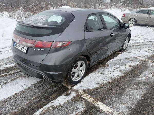 Grey Honda Civic 2010 in Vilnius, with an engine capacity of 1.40 L and mileage of 180 thousand km for 3390 €, photo 6 on AUTOMOTO.COM.LV
