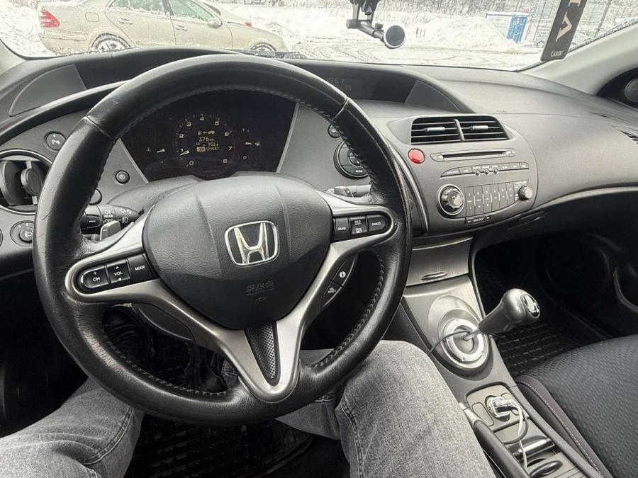 Grey Honda Civic 2010 in Vilnius, with an engine capacity of 1.40 L and mileage of 180 thousand km for 3390 €, photo 12 on AUTOMOTO.COM.LV